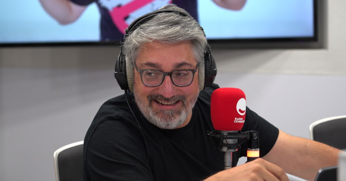 O que é aquilo na boca do gato? Ah, é uma ilha paradisíaca!